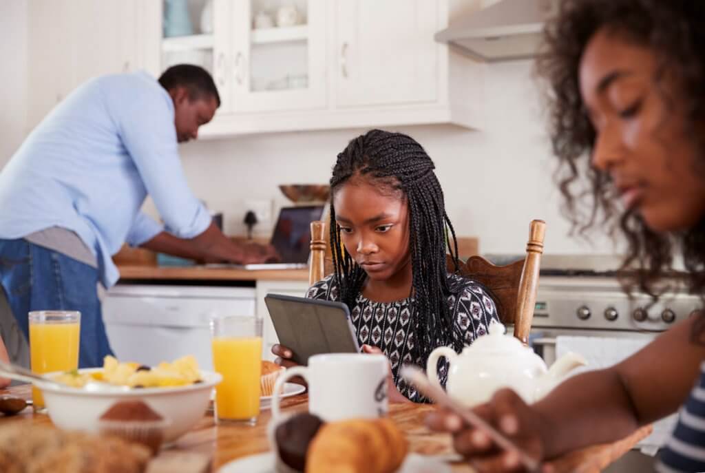 How to Limit Screen Time in a Family-Healthy Way - Roots of Action